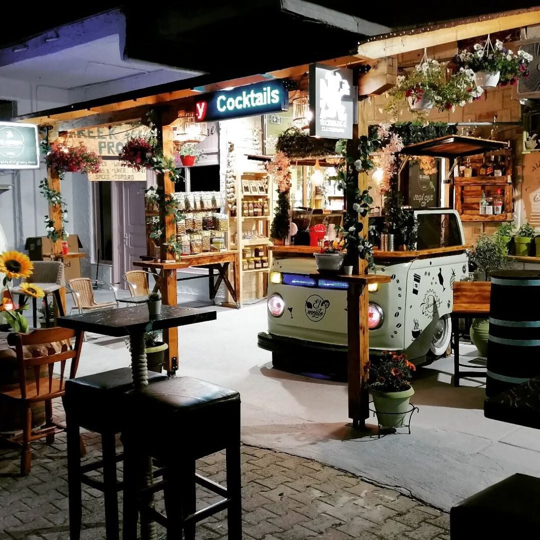 Το van bar με τα φουλ καλοκαιρινά cocktails και σήμα κατατεθέν ένα ...